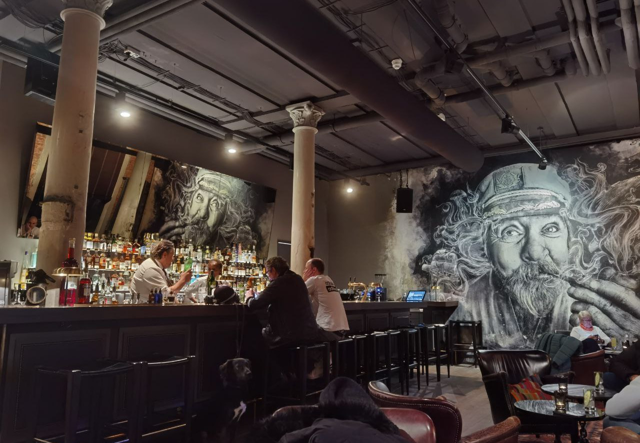 Cheers aus der Boilerman Bar in der HafenCity im Alten Hafenamt – opl.guide
